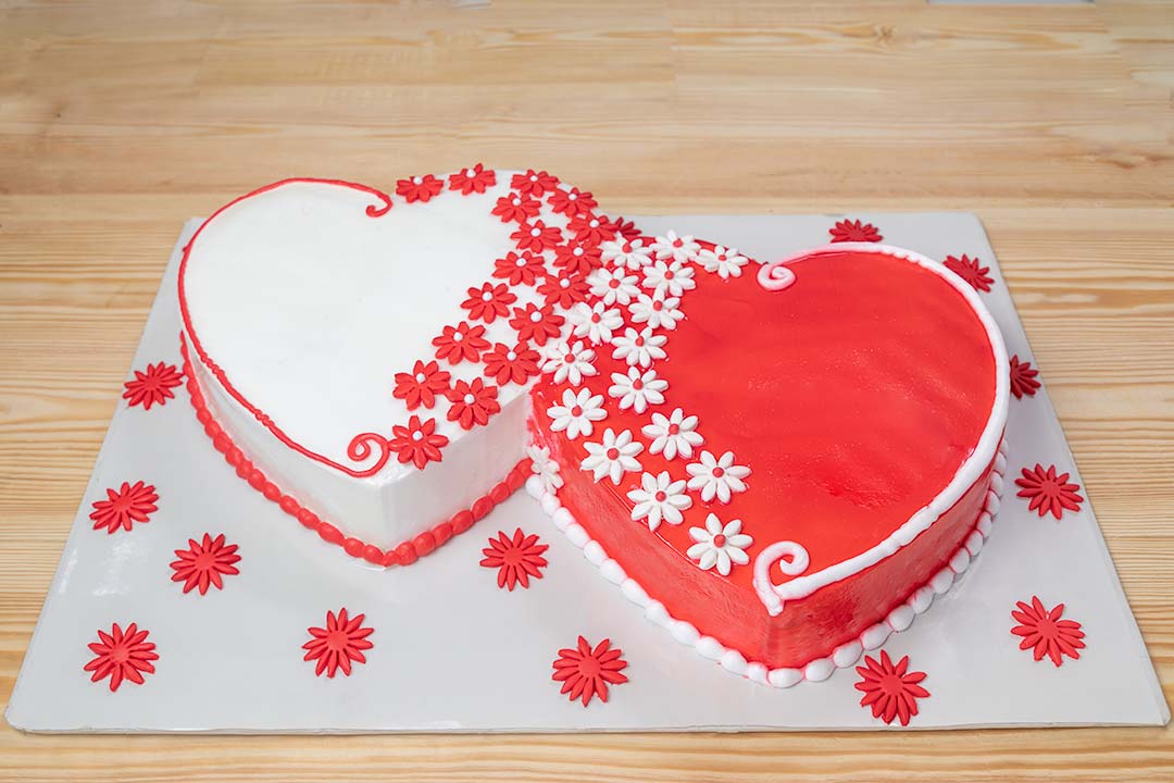 Engagement cake heart shape store